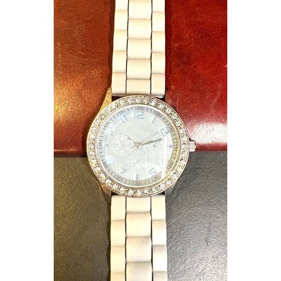 Darice | Accessories | Womens 4mm Silver Tone Darice Watch Crystal Accentws Gray Face And Band ...
